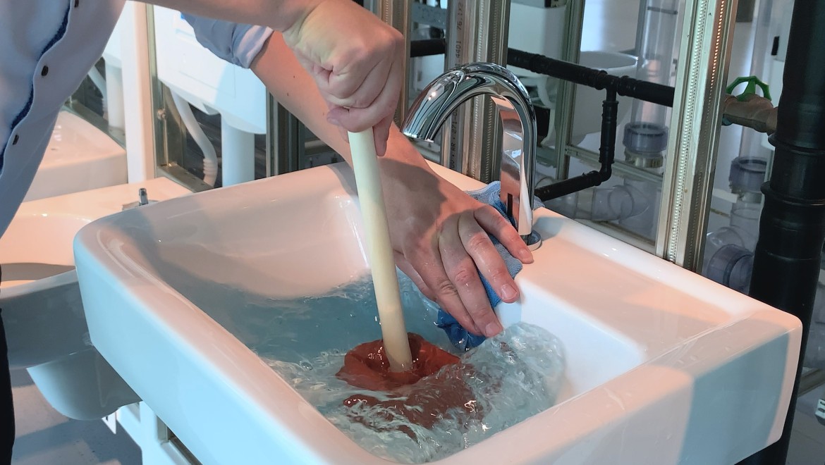 Clean the trap | Geberit UK