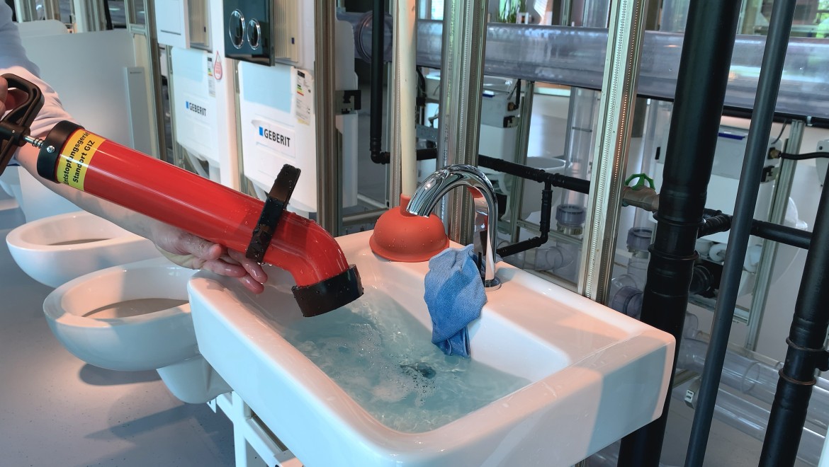 Clean the trap | Geberit UK